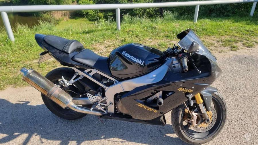 Black Kawasaki Ninja 2004 in Kaunas, with an engine capacity of 0.60 L and mileage of 72 thousand km for 2600 €, photo 8 on AUTOMOTO.COM.LV