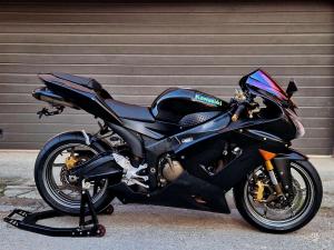 Black Kawasaki Ninja 2006 in Vilnius, with an engine capacity of 0.60 L and mileage of 42 thousand km for 3750 €, photo 3 on AUTOMOTO.COM.LV