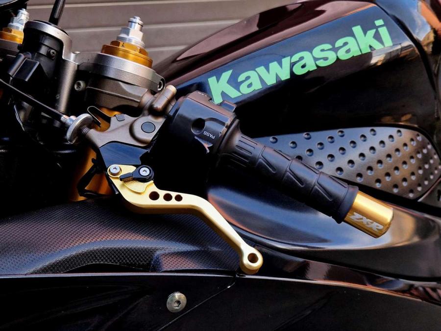 Black Kawasaki Ninja 2006 in Vilnius, with an engine capacity of 0.60 L and mileage of 42 thousand km for 3750 €, photo 13 on AUTOMOTO.COM.LV