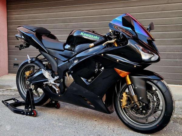Black Kawasaki Ninja 2006 in Vilnius, with an engine capacity of 0.60 L and mileage of 42 thousand km for 3750 €, photo 1 on AUTOMOTO.COM.LV