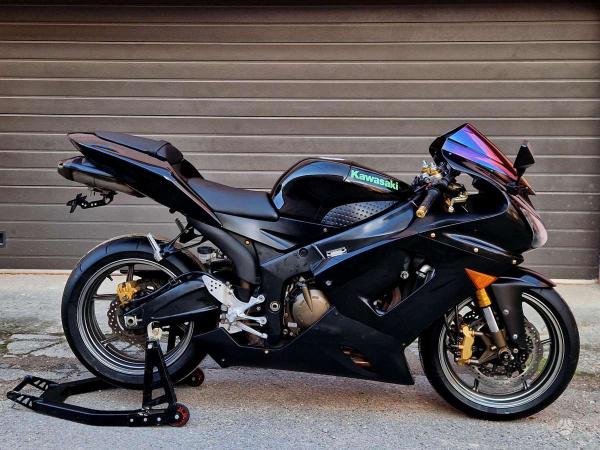 Black Kawasaki Ninja 2006 in Vilnius, with an engine capacity of 0.60 L and mileage of 42 thousand km for 3750 €, photo 2 on AUTOMOTO.COM.LV