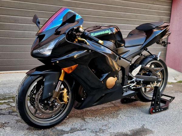 Black Kawasaki Ninja 2006 in Vilnius, with an engine capacity of 0.60 L and mileage of 42 thousand km for 3750 €, photo 4 on AUTOMOTO.COM.LV