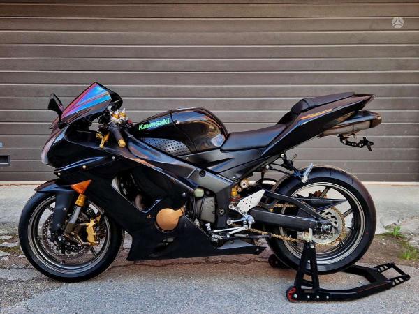 Black Kawasaki Ninja 2006 in Vilnius, with an engine capacity of 0.60 L and mileage of 42 thousand km for 3750 €, photo 5 on AUTOMOTO.COM.LV