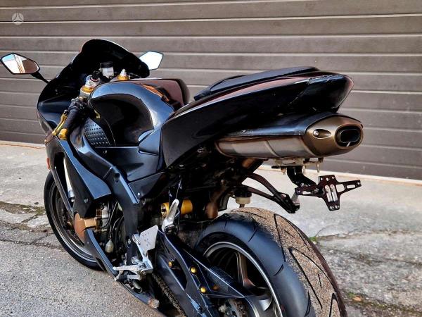 Black Kawasaki Ninja 2006 in Vilnius, with an engine capacity of 0.60 L and mileage of 42 thousand km for 3750 €, photo 6 on AUTOMOTO.COM.LV
