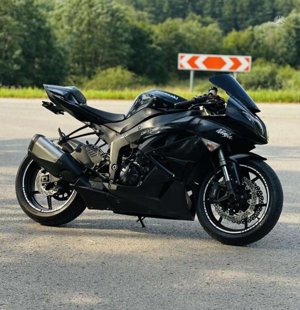 Black Kawasaki Ninja 2010 in Radviliskis, with an engine capacity of 0.60 L and mileage of 33 thousand km for 4999 €, photo 1 on AUTOMOTO.COM.LV
