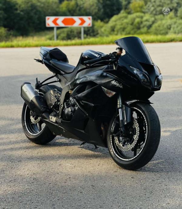 Black Kawasaki Ninja 2010 in Radviliskis, with an engine capacity of 0.60 L and mileage of 33 thousand km for 4999 €, photo 3 on AUTOMOTO.COM.LV