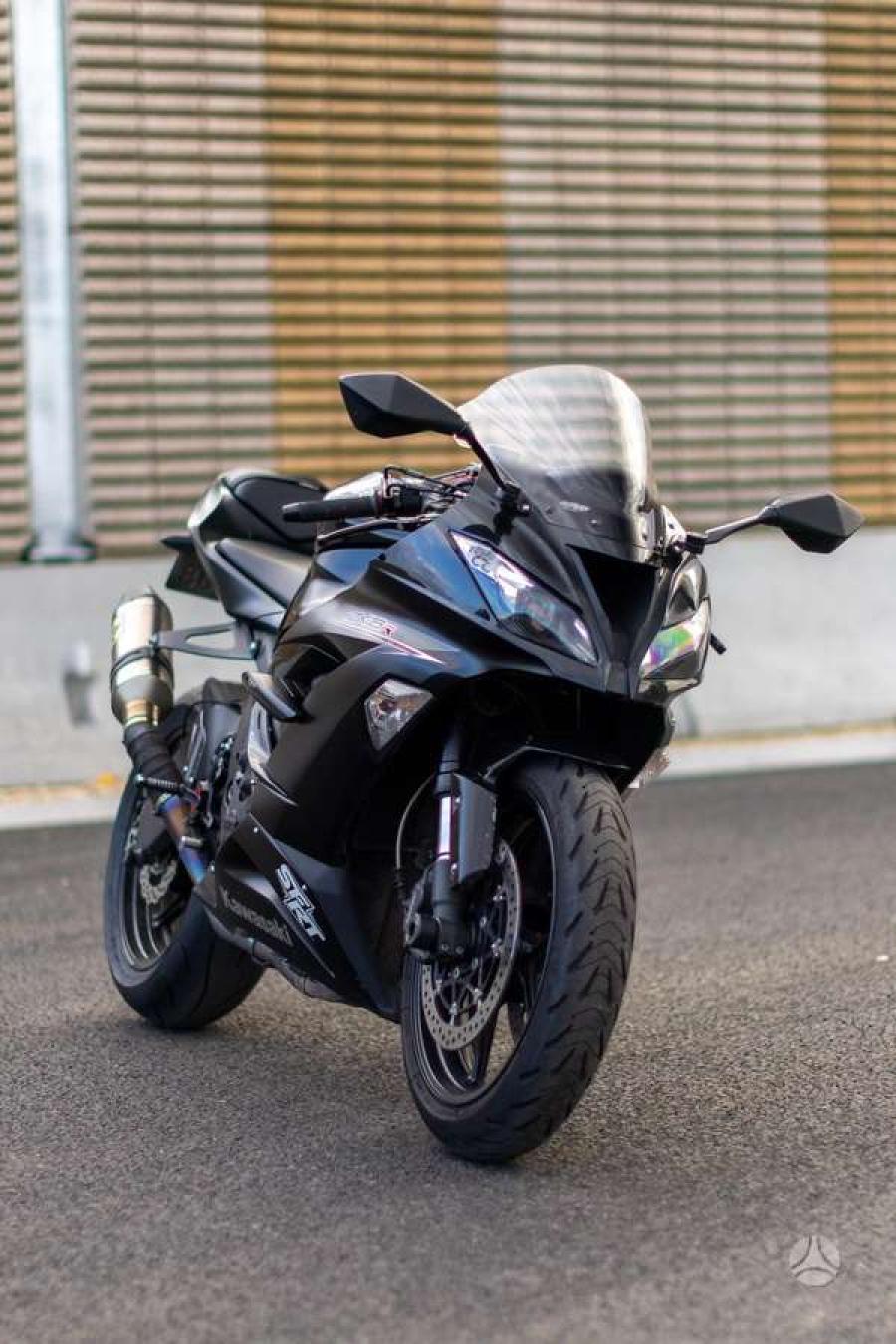 Black Kawasaki Ninja 2016 in Riga, with an engine capacity of 0.64 L and mileage of 47 thousand km for 9000 €, photo 1 on AUTOMOTO.COM.LV
