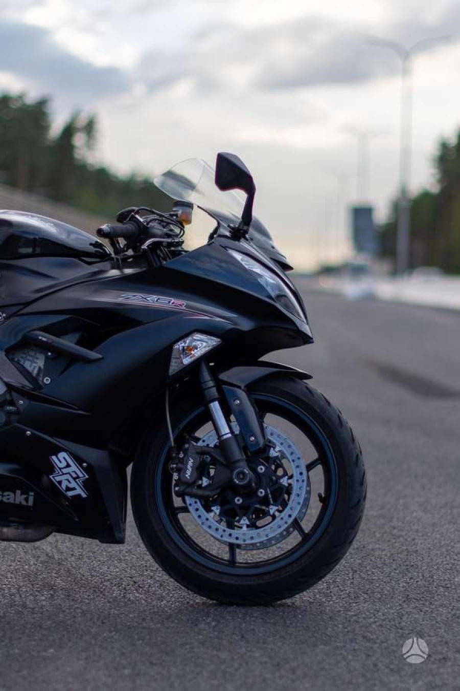 Black Kawasaki Ninja 2016 in Riga, with an engine capacity of 0.64 L and mileage of 47 thousand km for 9000 €, photo 3 on AUTOMOTO.COM.LV