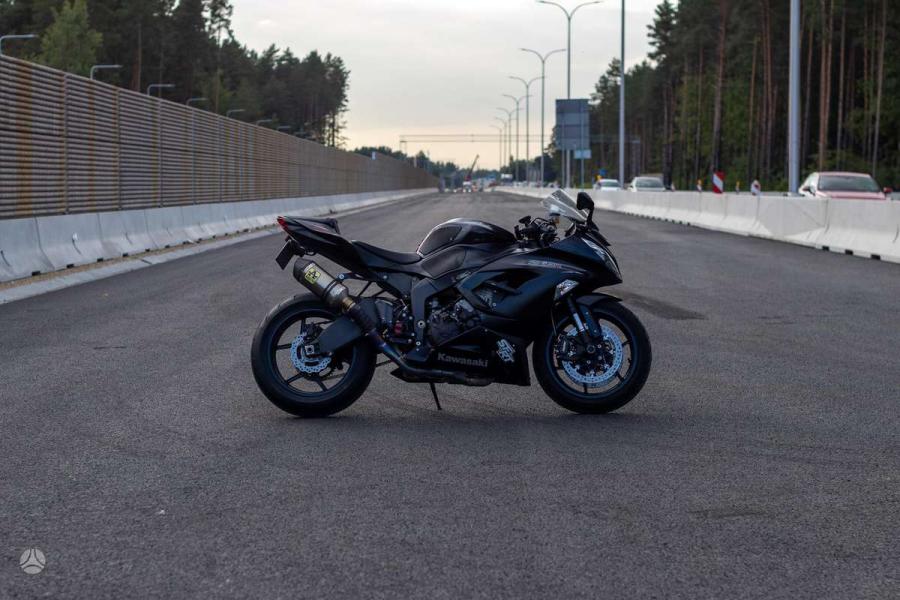 Black Kawasaki Ninja 2016 in Riga, with an engine capacity of 0.64 L and mileage of 47 thousand km for 9000 €, photo 4 on AUTOMOTO.COM.LV