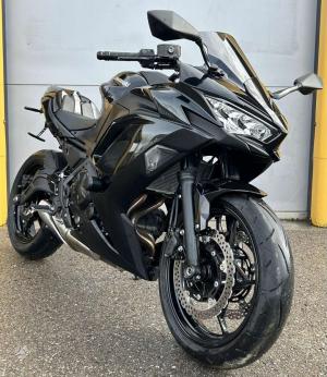 Melns Kawasaki Ninja 2025 Kauņa, ar dzinēja tilpumu 0.65 L un nobraukumu 6 tūkst. km par 5500 €, foto  vietnē AUTOMOTO.COM.LV