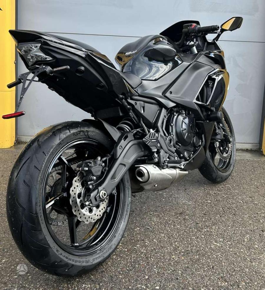 Melns Kawasaki Ninja 2025 Kauņa, ar dzinēja tilpumu 0.65 L un nobraukumu 6 tūkst. km par 5500 €, foto 5 vietnē AUTOMOTO.COM.LV