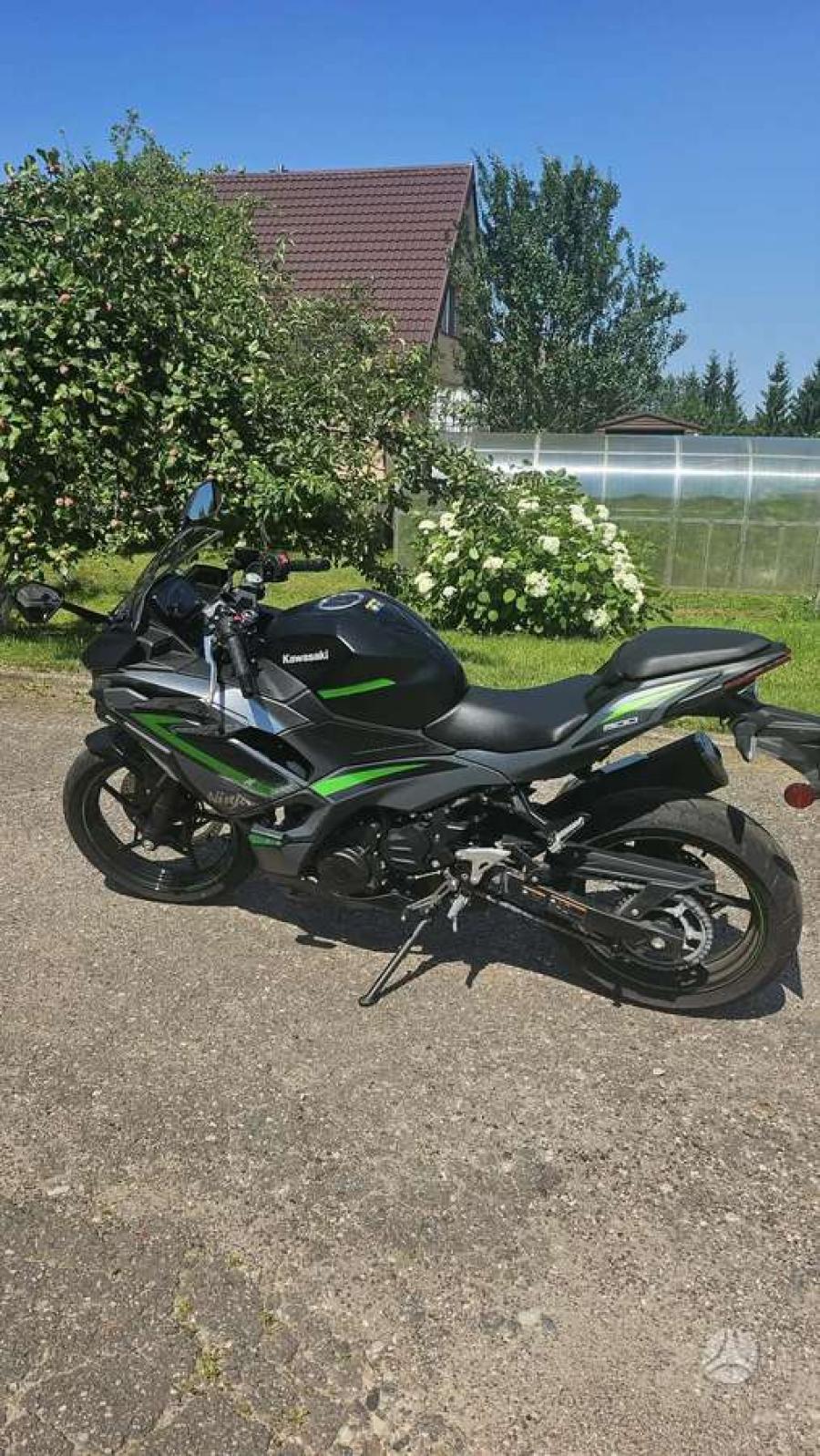 Черный Кавасаки Ninja 2025 в Вильнюс, объемом двигателя 0.50 л и пробегом 6 тыс. км за 5700 €, фото 3 на AUTOMOTO.COM.LV