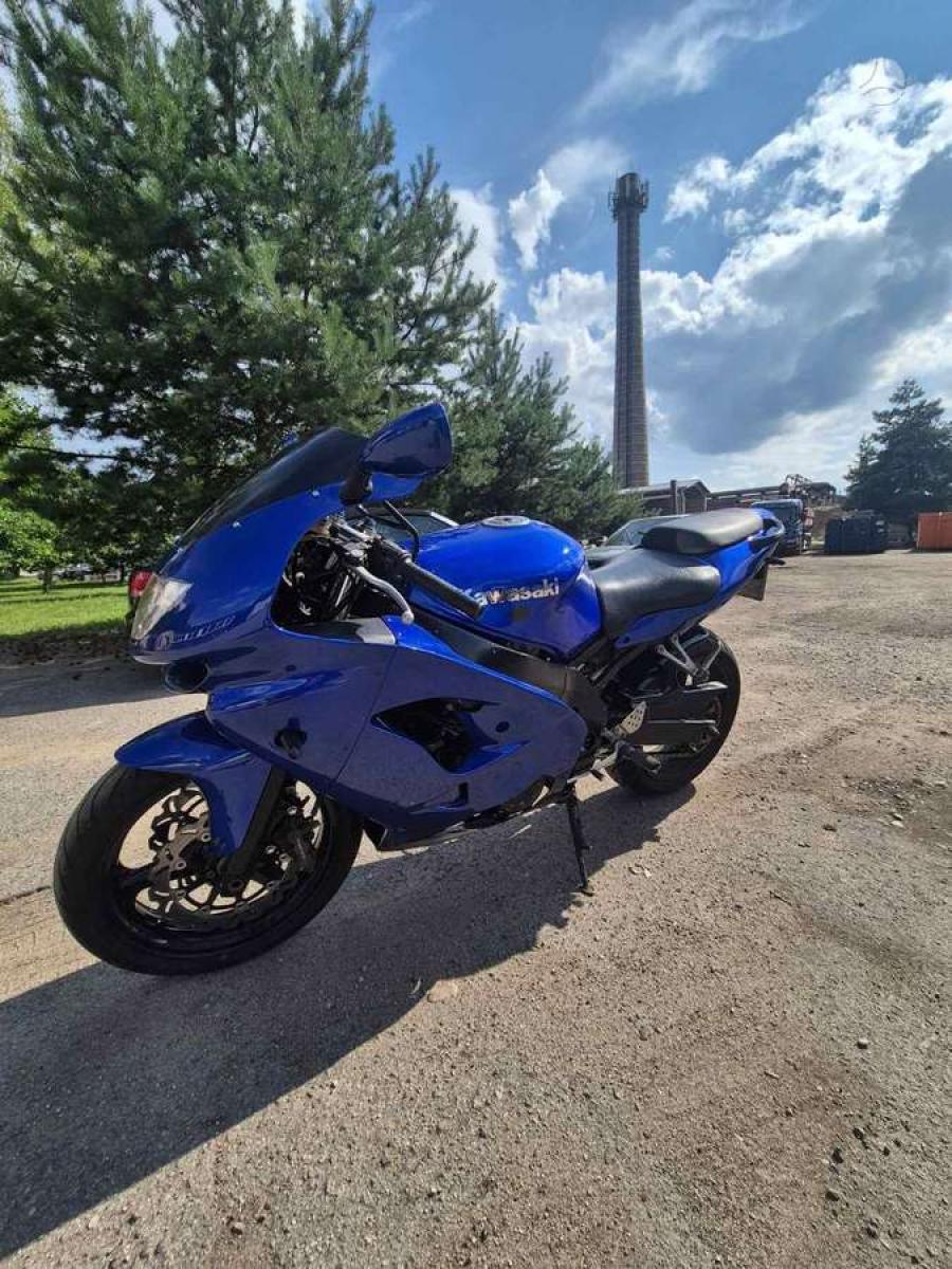 Zils Kawasaki Ninja 1999 Prienai, ar dzinēja tilpumu 0.90 L un nobraukumu 39 tūkst. km par 1900 €, foto 1 vietnē AUTOMOTO.COM.LV