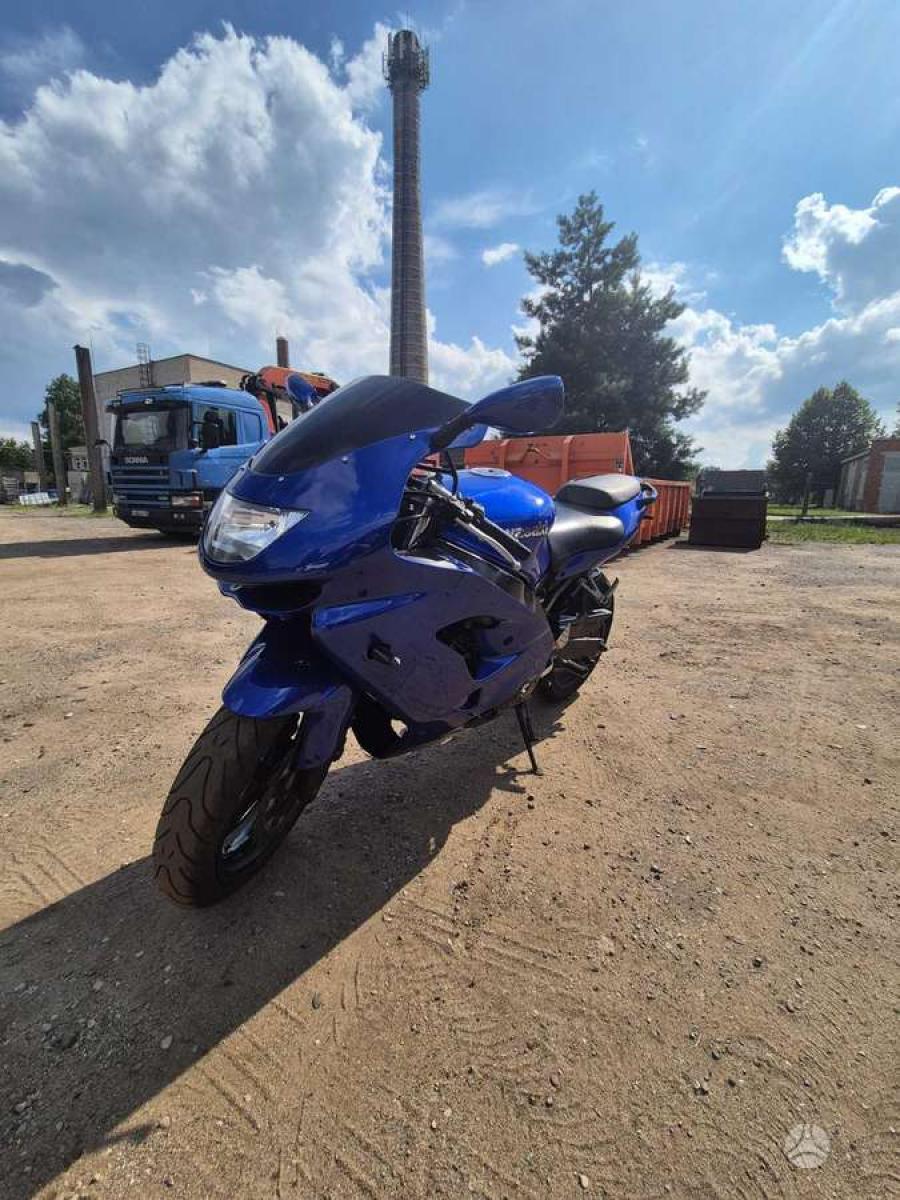Zils Kawasaki Ninja 1999 Prienai, ar dzinēja tilpumu 0.90 L un nobraukumu 39 tūkst. km par 1900 €, foto 3 vietnē AUTOMOTO.COM.LV