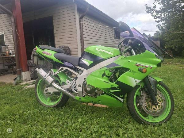 Kawasaki Ninja 2002 in Vilnius on AUTOMOTO.COM.LV Green Kawasaki Ninja 2002 in Vilnius, with an engine capacity of 0.90 L and mileage of 39 thousand km for 1400 €, photo 3 on AUTOMOTO.COM.LV