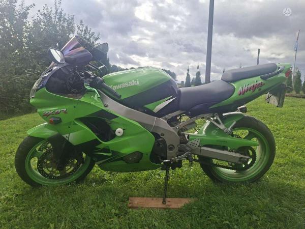 Kawasaki Ninja 2002 in Vilnius on AUTOMOTO.COM.LV Green Kawasaki Ninja 2002 in Vilnius, with an engine capacity of 0.90 L and mileage of 39 thousand km for 1400 €, photo 5 on AUTOMOTO.COM.LV