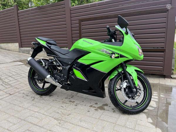 Green Kawasaki Ninja 2012 in Vilnius, with an engine capacity of 0.25 L and mileage of 20 thousand km for 1500 €, photo 1 on AUTOMOTO.COM.LV
