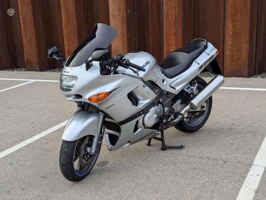 Pelēks Kawasaki Ninja 2004 Kauņa, ar dzinēja tilpumu 0.60 L un nobraukumu 27 tūkst. km par 1550 €, foto 2 vietnē AUTOMOTO.COM.LV