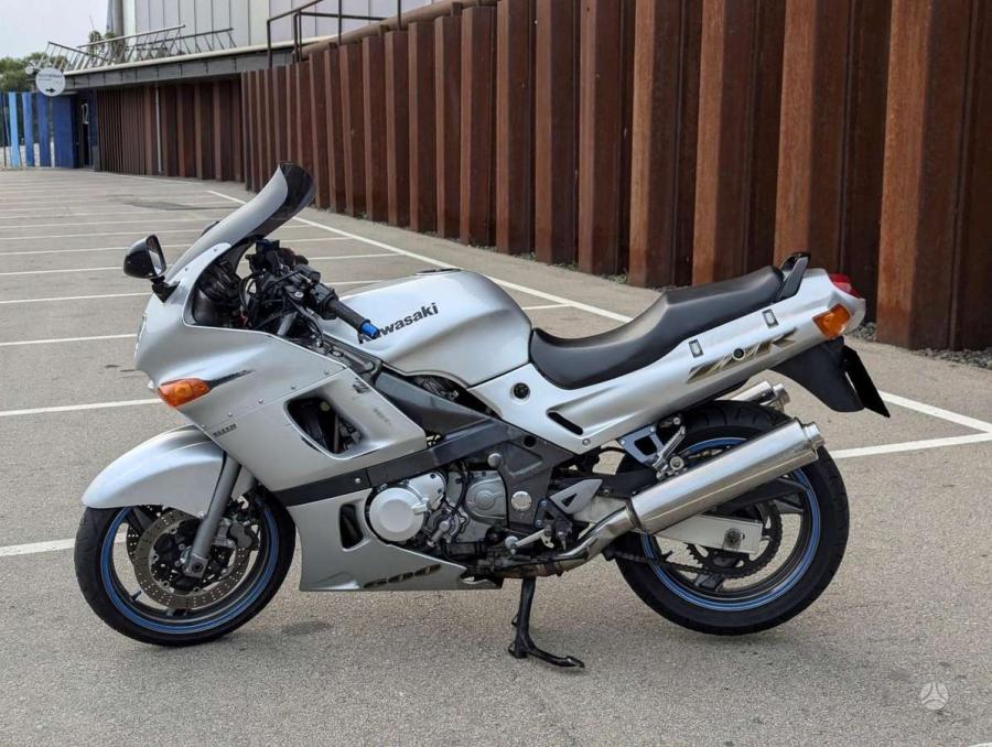 Pelēks Kawasaki Ninja 2004 Kauņa, ar dzinēja tilpumu 0.60 L un nobraukumu 18 tūkst. km par 1600 €, foto 1 vietnē AUTOMOTO.COM.LV
