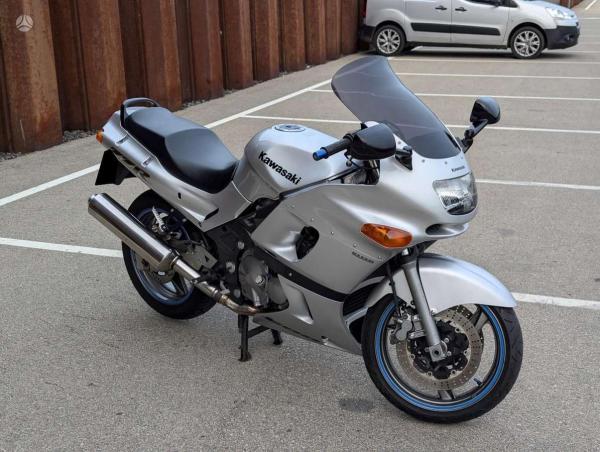 Pelēks Kawasaki Ninja 2004 Kauņa, ar dzinēja tilpumu 0.60 L un nobraukumu 18 tūkst. km par 1600 €, foto 4 vietnē AUTOMOTO.COM.LV