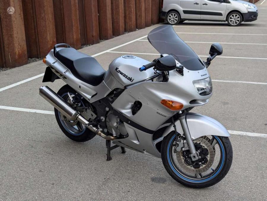 Pelēks Kawasaki Ninja 2004 Kauņa, ar dzinēja tilpumu 0.60 L un nobraukumu 18 tūkst. km par 1600 €, foto 4 vietnē AUTOMOTO.COM.LV