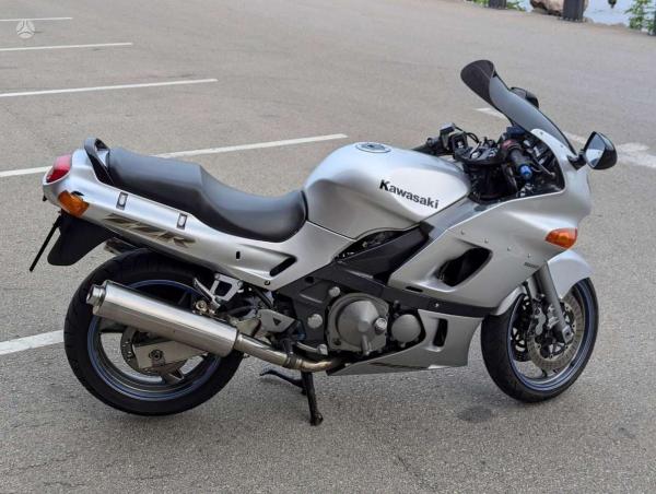 Pelēks Kawasaki Ninja 2004 Kauņa, ar dzinēja tilpumu 0.60 L un nobraukumu 18 tūkst. km par 1600 €, foto 5 vietnē AUTOMOTO.COM.LV