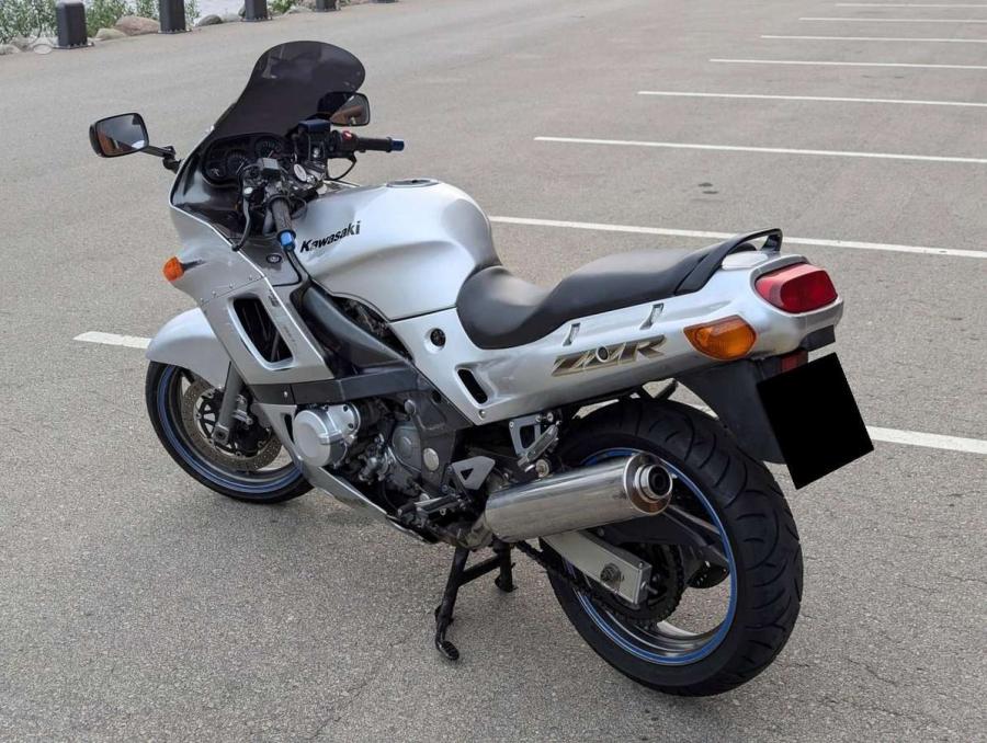 Pelēks Kawasaki Ninja 2004 Kauņa, ar dzinēja tilpumu 0.60 L un nobraukumu 18 tūkst. km par 1600 €, foto 6 vietnē AUTOMOTO.COM.LV
