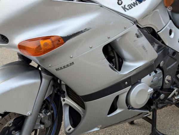 Pelēks Kawasaki Ninja 2004 Kauņa, ar dzinēja tilpumu 0.60 L un nobraukumu 18 tūkst. km par 1600 €, foto 8 vietnē AUTOMOTO.COM.LV