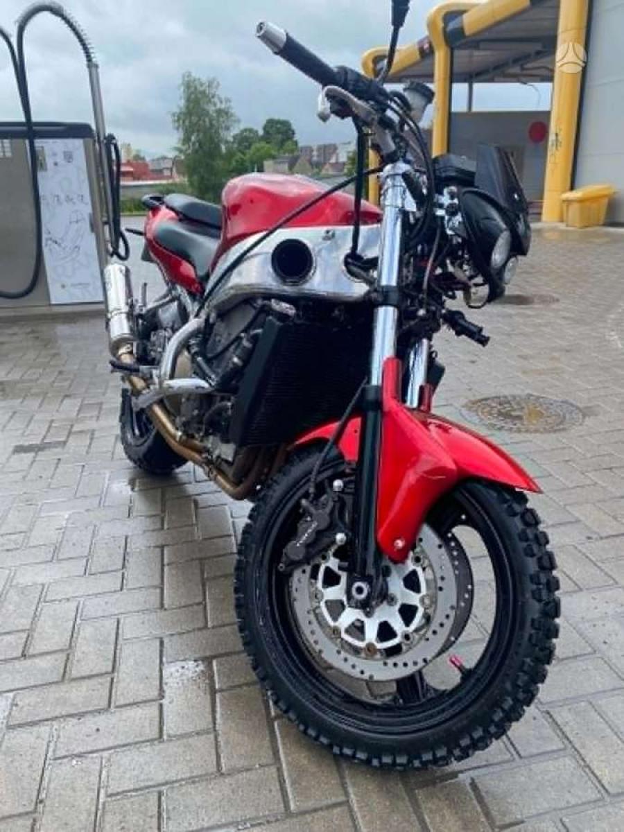 Sarkans Kawasaki Ninja 1998 Telšiai, ar dzinēja tilpumu 0.90 L un nobraukumu 18 tūkst. km par 1400 €, foto 3 vietnē AUTOMOTO.COM.LV