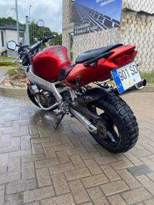 Sarkans Kawasaki Ninja 1998 Telšiai, ar dzinēja tilpumu 0.90 L un nobraukumu 18 tūkst. km par 1400 €, foto 7 vietnē AUTOMOTO.COM.LV