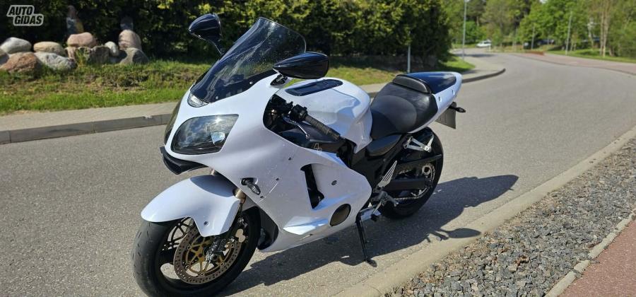 Красный Кавасаки Ninja 2000 в Вильнюс, объемом двигателя 1.20 л и пробегом 50 тыс. км за 2300 €, фото 1 на AUTOMOTO.COM.LV