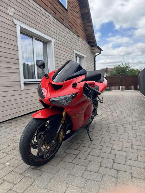 Красный Кавасаки Ninja 2005 в Вилкавишкис, объемом двигателя 0.64 л и пробегом 36 тыс. км за 4750 €, фото 1 на AUTOMOTO.COM.LV