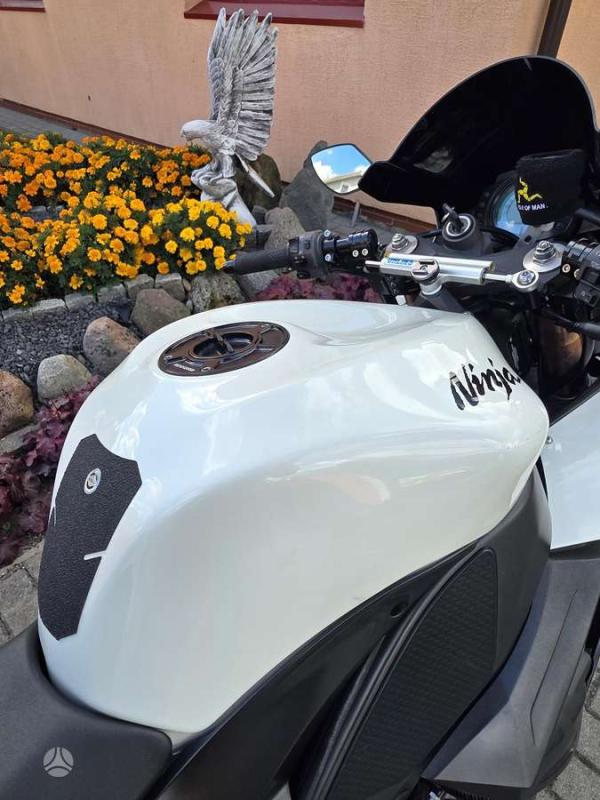 White Kawasaki Ninja 2009 in Kretinga, with an engine capacity of 1.00 L and mileage of 46 thousand km for 5100 €, photo 9 on AUTOMOTO.COM.LV