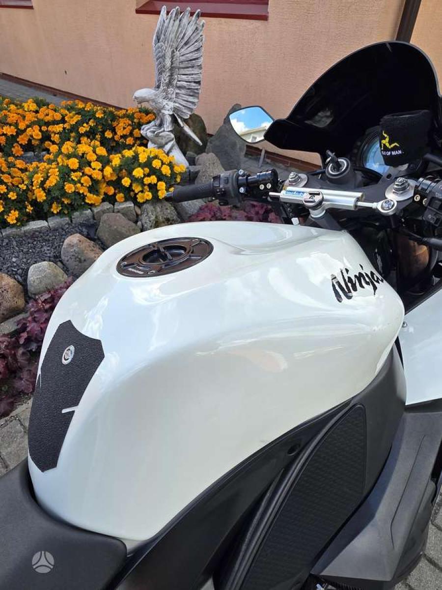 White Kawasaki Ninja 2009 in Kretinga, with an engine capacity of 1.00 L and mileage of 46 thousand km for 5100 €, photo 10 on AUTOMOTO.COM.LV