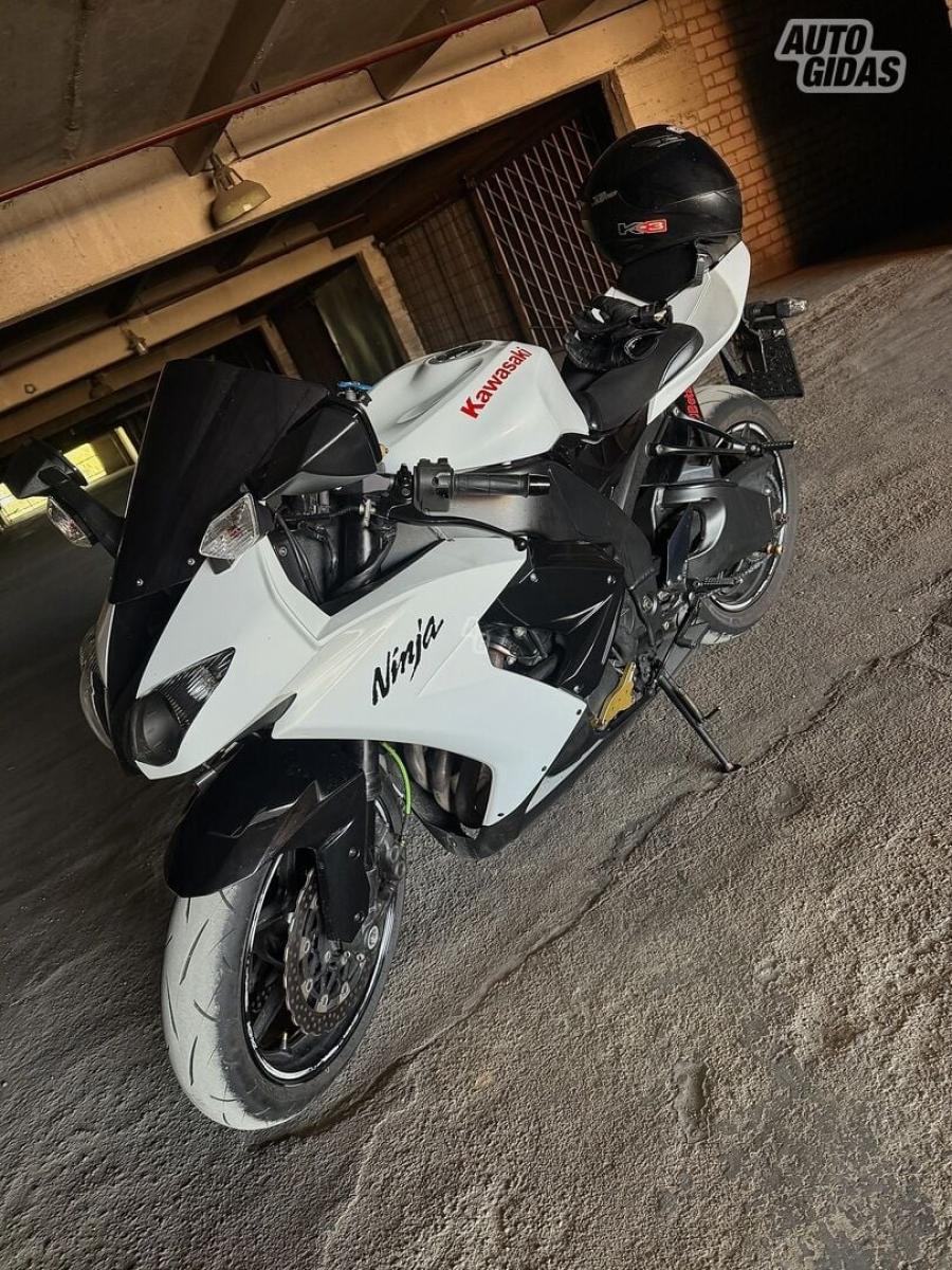 White Kawasaki Ninja 2010 in Alytus, with an engine capacity of 1.00 L and mileage of 29 thousand km for 5850 €, photo 3 on AUTOMOTO.COM.LV