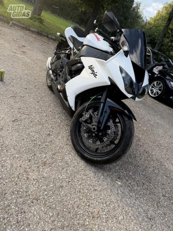 White Kawasaki Ninja 2010 in Alytus, with an engine capacity of 1.00 L and mileage of 29 thousand km for 5850 €, photo 3 on AUTOMOTO.COM.LV
