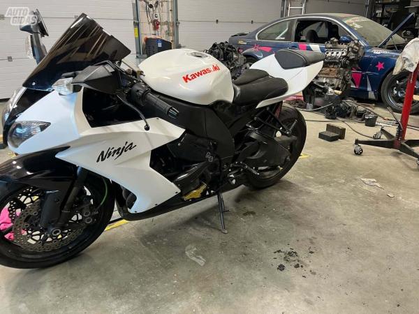 White Kawasaki Ninja 2010 in Alytus, with an engine capacity of 1.00 L and mileage of 29 thousand km for 5850 €, photo 4 on AUTOMOTO.COM.LV