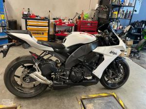 White Kawasaki Ninja 2010 in Alytus, with an engine capacity of 1.00 L and mileage of 29 thousand km for 5850 €, photo 6 on AUTOMOTO.COM.LV