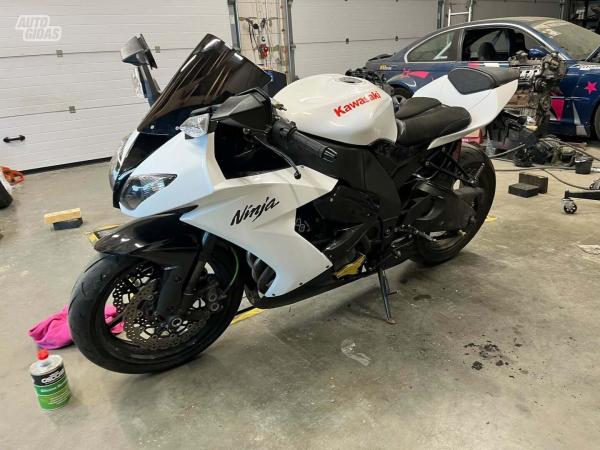 White Kawasaki Ninja 2010 in Alytus, with an engine capacity of 1.00 L and mileage of 29 thousand km for 5850 €, photo 6 on AUTOMOTO.COM.LV
