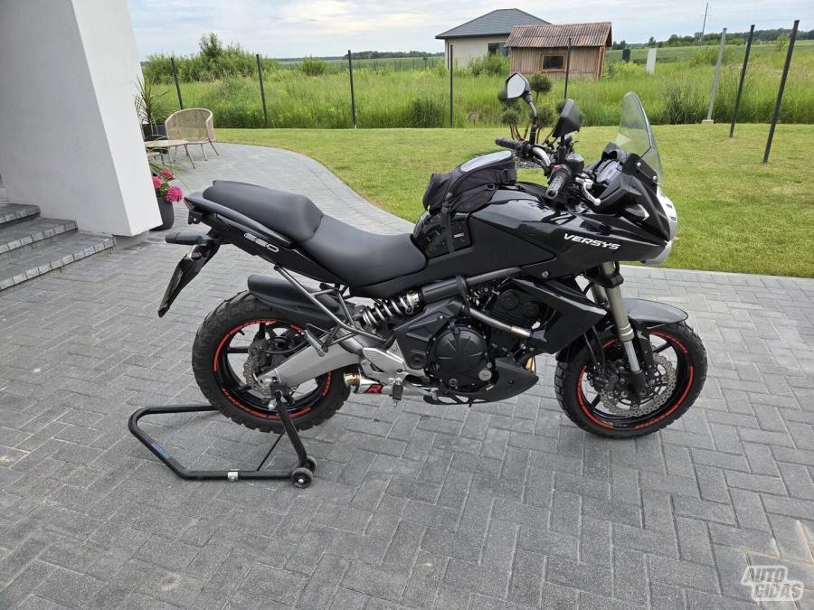 Melns Kawasaki Versys 650 2011 Panevēža, ar dzinēja tilpumu 0.65 L un nobraukumu 42 tūkst. km par 3600 €, foto 1 vietnē AUTOMOTO.COM.LV