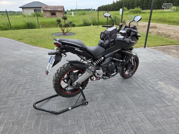 Melns Kawasaki Versys 650 2011 Panevēža, ar dzinēja tilpumu 0.65 L un nobraukumu 42 tūkst. km par 3450 €, foto 3 vietnē AUTOMOTO.COM.LV