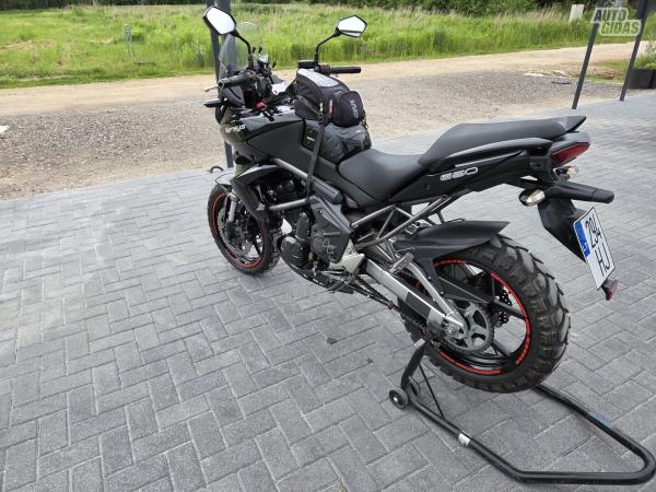 Melns Kawasaki Versys 650 2011 Panevēža, ar dzinēja tilpumu 0.65 L un nobraukumu 42 tūkst. km par 3450 €, foto 4 vietnē AUTOMOTO.COM.LV