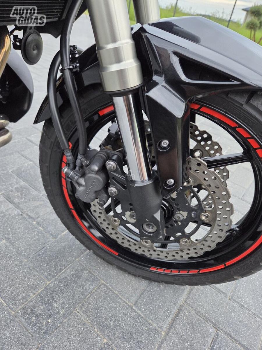 Melns Kawasaki Versys 650 2011 Panevēža, ar dzinēja tilpumu 0.65 L un nobraukumu 42 tūkst. km par 3600 €, foto 13 vietnē AUTOMOTO.COM.LV