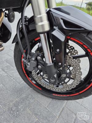 Melns Kawasaki Versys 650 2011 Panevēža, ar dzinēja tilpumu 0.65 L un nobraukumu 42 tūkst. km par 3300 €, foto 13 vietnē AUTOMOTO.COM.LV