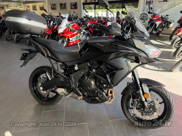Melns Kawasaki Versys 650 2024 Tallina, ar dzinēja tilpumu 0.65 L un nobraukumu 2 tūkst. km par 6290 €, foto 1 vietnē AUTOMOTO.COM.LV