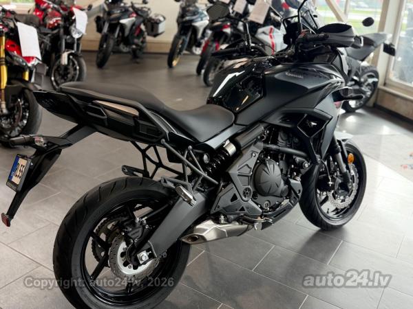 Melns Kawasaki Versys 650 2026 Tallina, ar dzinēja tilpumu 0.65 L un nobraukumu 2 tūkst. km par 7290 €, foto 4 vietnē AUTOMOTO.COM.LV