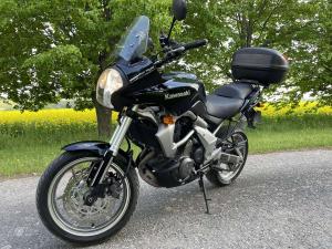 Melns Kawasaki Versys 2007 Anykščiai, ar dzinēja tilpumu 0.65 L un nobraukumu 33 tūkst. km par 2650 €, foto  vietnē AUTOMOTO.COM.LV