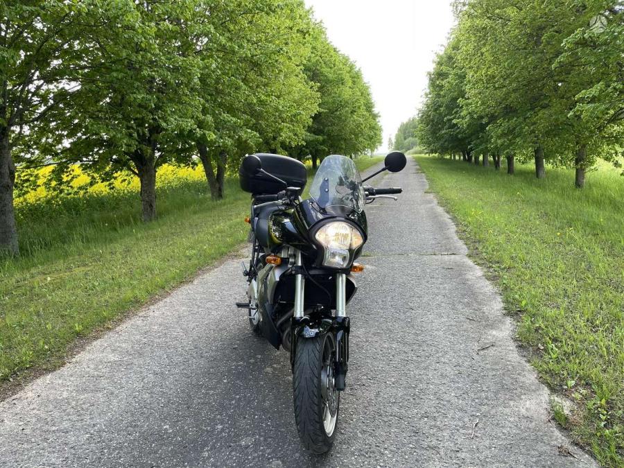 Melns Kawasaki Versys 2007 Anykščiai, ar dzinēja tilpumu 0.65 L un nobraukumu 33 tūkst. km par 2650 €, foto 4 vietnē AUTOMOTO.COM.LV