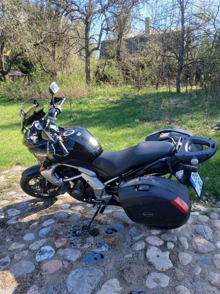 Black Kawasaki Versys 2008 in Vilnius, with an engine capacity of 0.65 L and mileage of 70 thousand km for 2400 €, photo 4 on AUTOMOTO.COM.LV