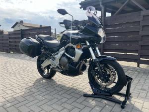 Melns Kawasaki Versys 2008 Viļņa, ar dzinēja tilpumu 0.65 L un nobraukumu 48 tūkst. km par 2400 €, foto  vietnē AUTOMOTO.COM.LV